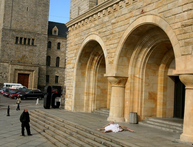 Wildly Realistic Fallen Angel Sculpture Will Haunt Your Dreams