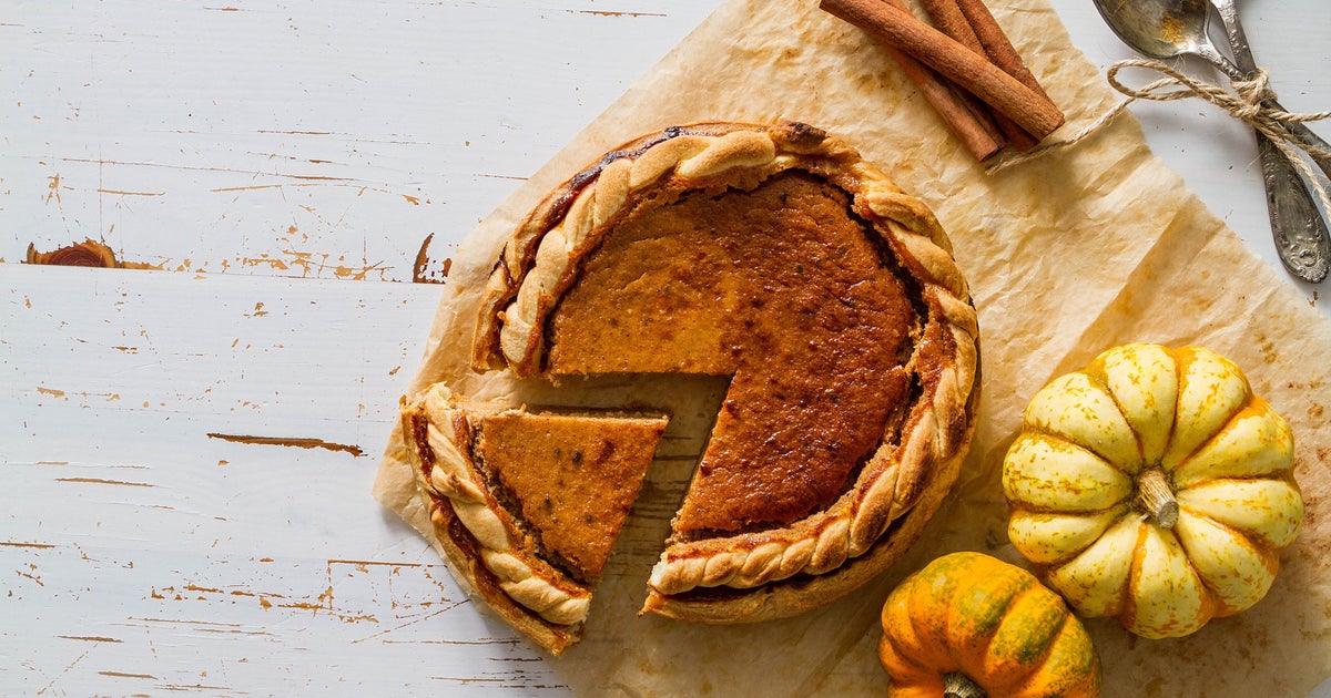 How To Slice The Perfect First Piece Of Pie Without Making A Mess