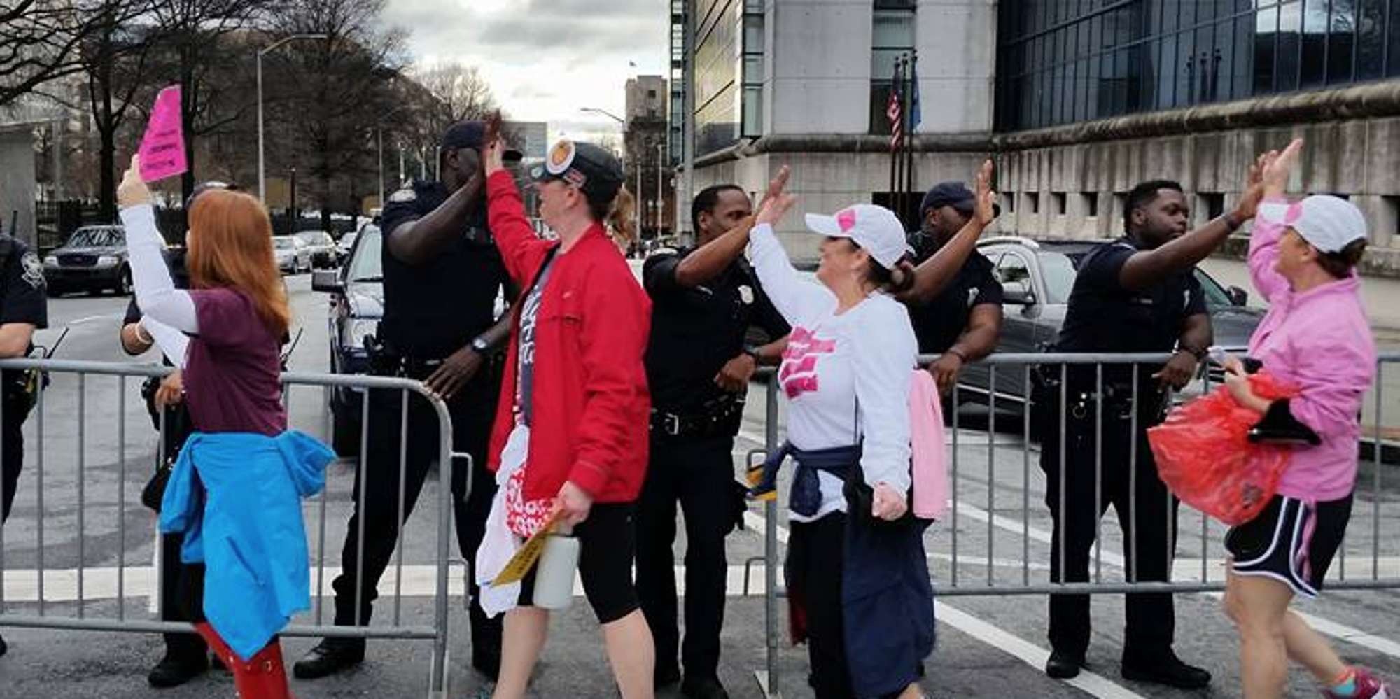 Atlanta Police Officers Praised For High Fiving And Hugging Women's ...