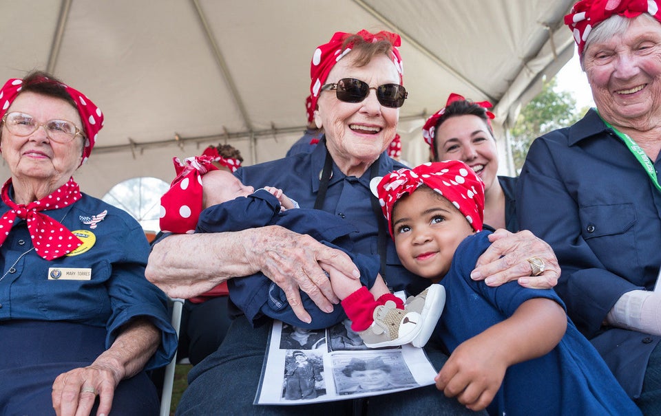More Than 1,000 Rosie The Riveter Look-Alikes Attempt To Break World ...