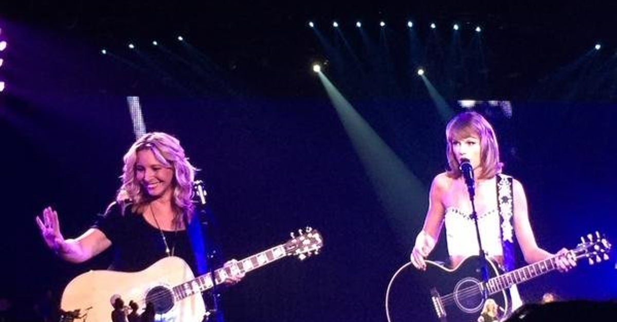 Taylor Swift Sings 'Smelly Cat' With Lisa Kudrow And It's Glorious ...