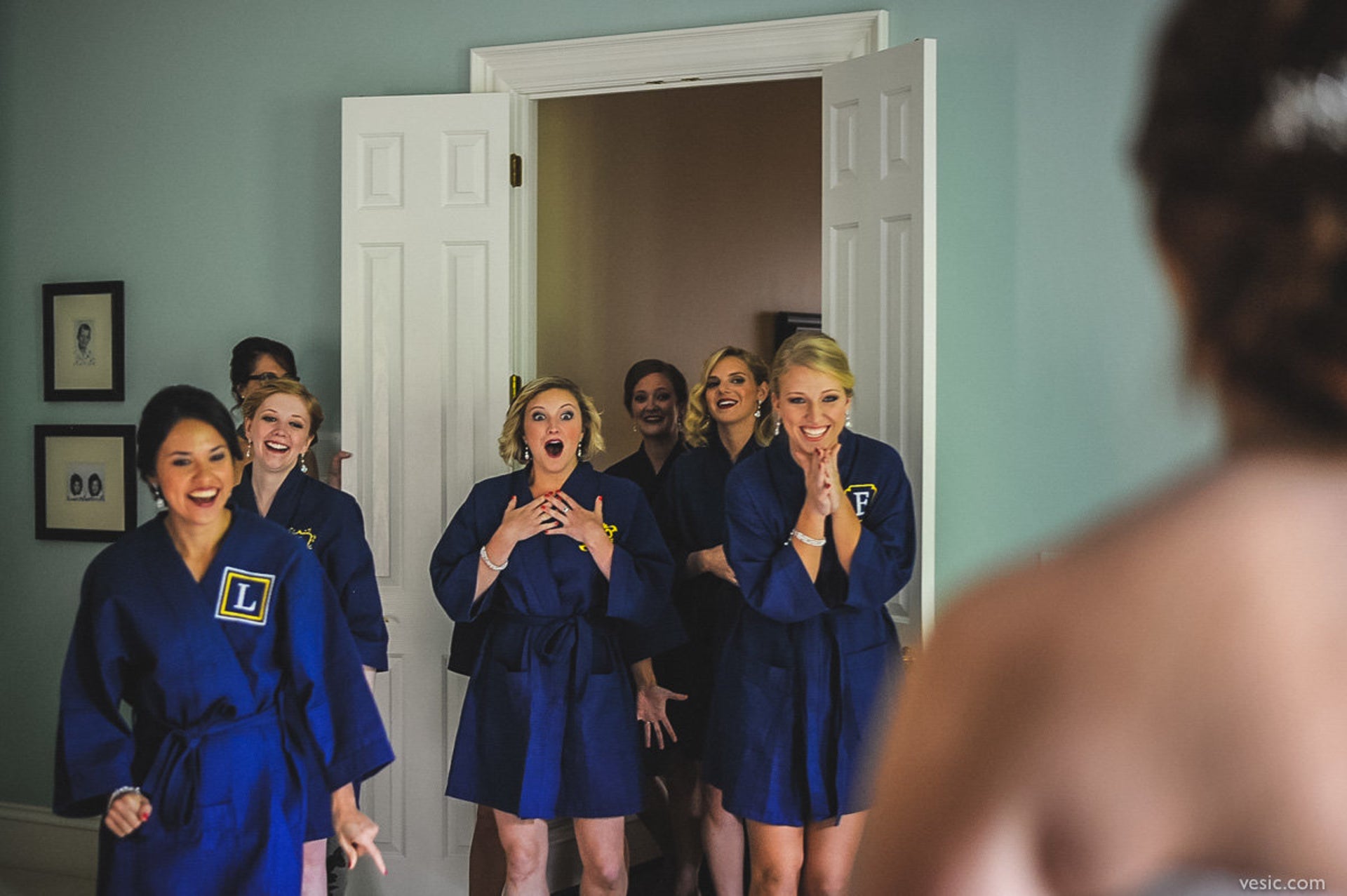 19 Bridal Party 'First Look' Photos That Capture Friendship At Its ...