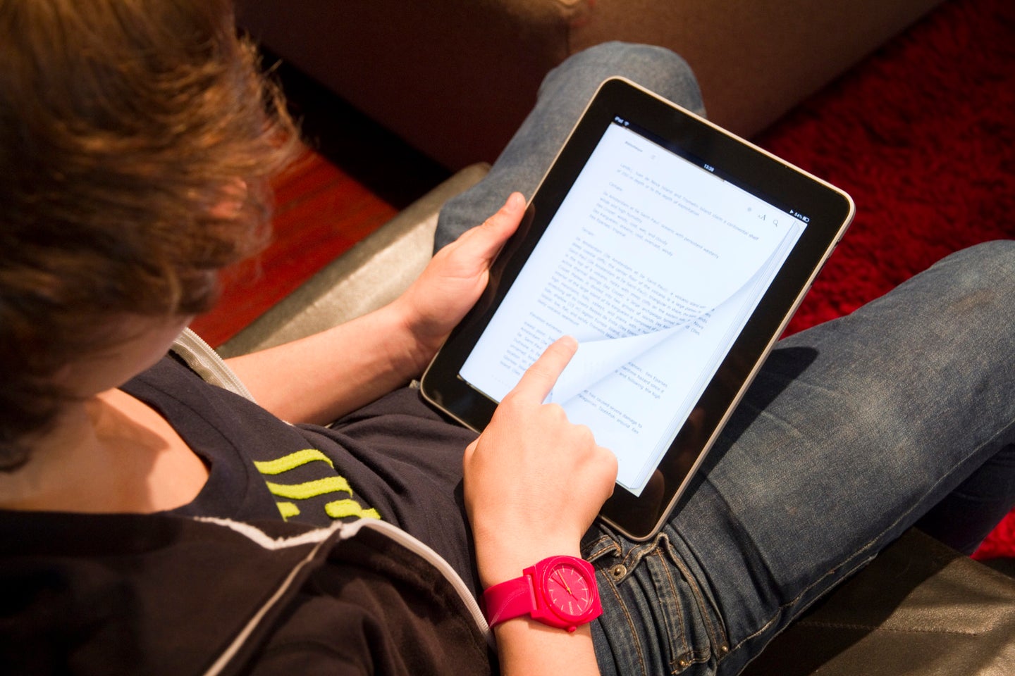 One Hour Of Extra Screen Time Drags Down Teenagers' Grades | HuffPost Life