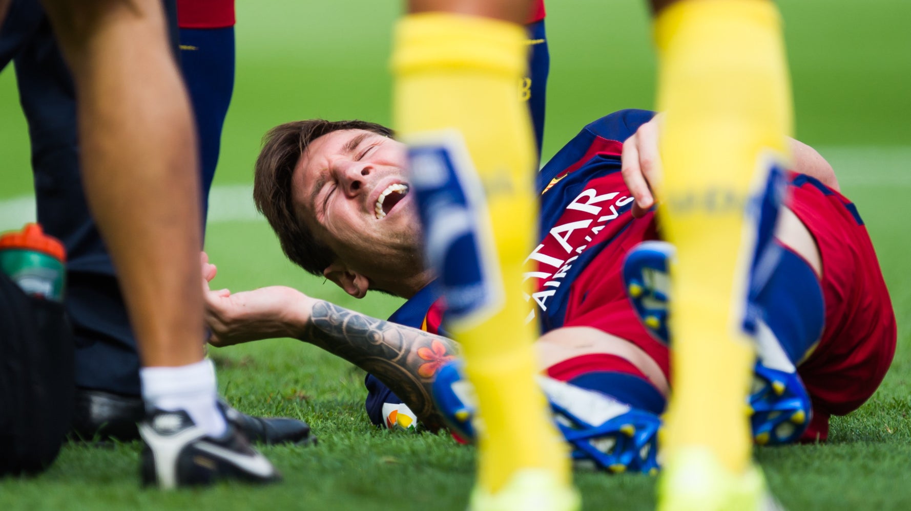 Lionel Messi Suffers Left Knee Injury | HuffPost