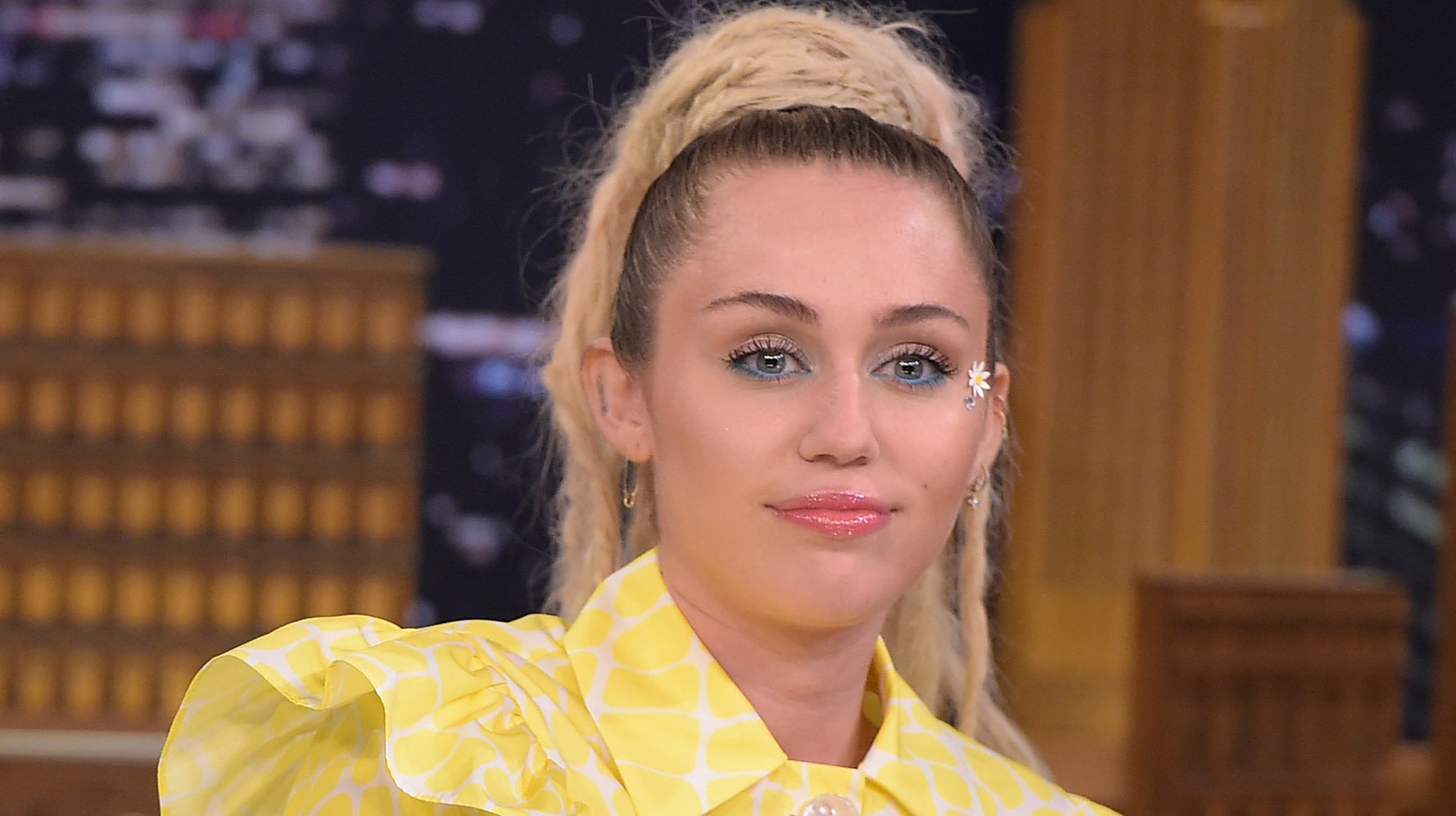 Miley Cyrus Breaks Down In Tears During Emotional Snl Performance