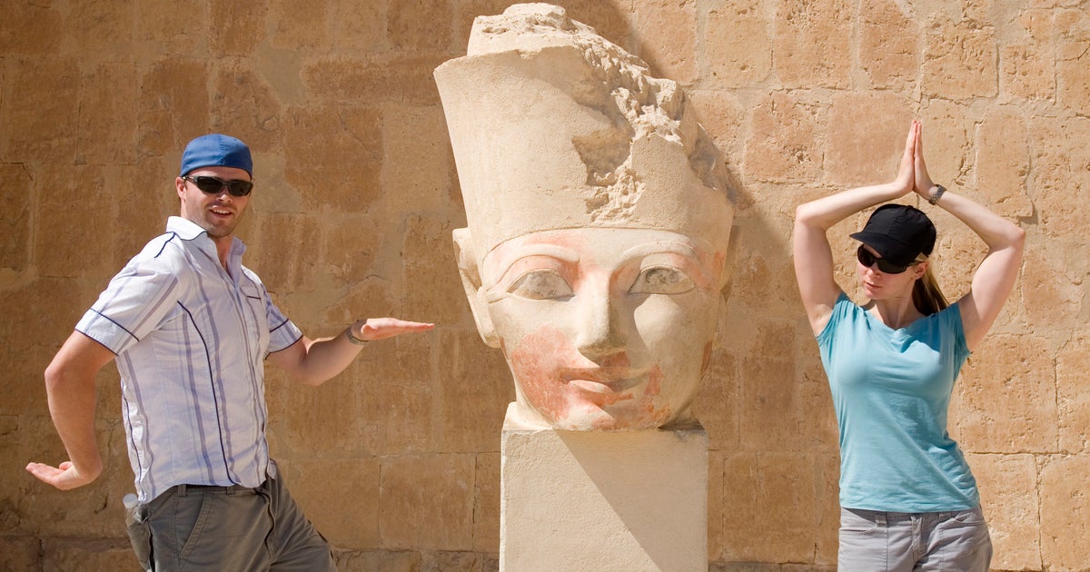 21 Tourists Who Totally Forgot How To Behave Around Statues | HuffPost ...