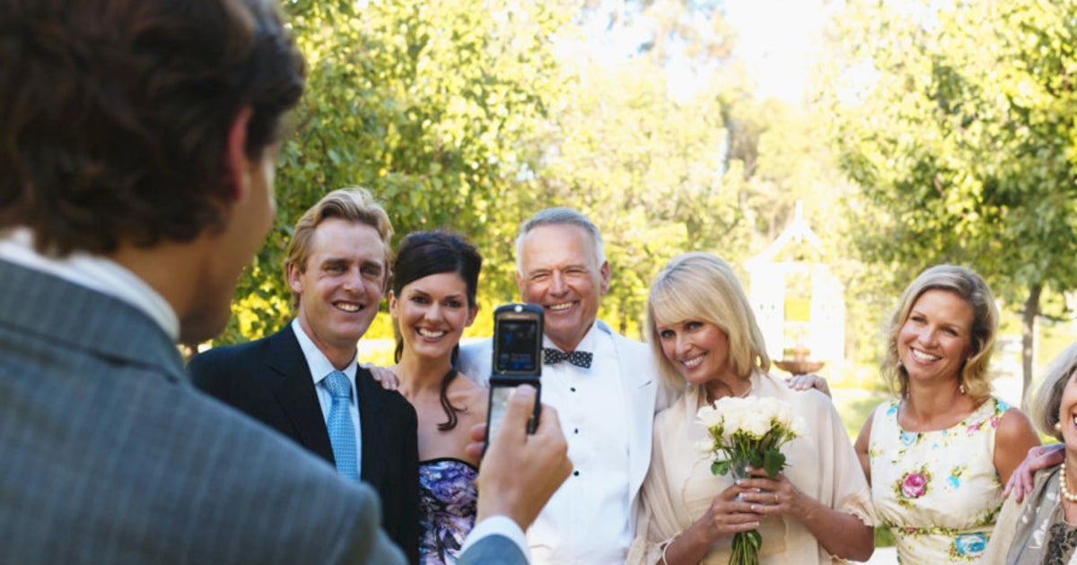 Cell Phones At Weddings Are Officially Out Of Control. One Photographer ...
