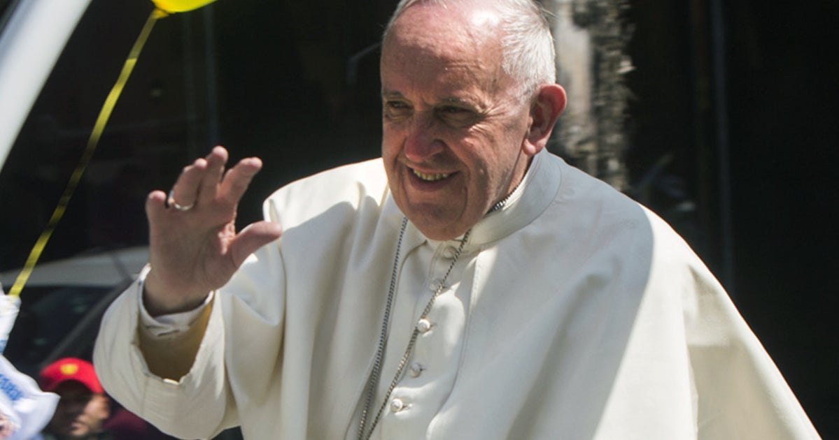 1,000 Worshippers Welcome Pope Francis With A Living Portrait ...