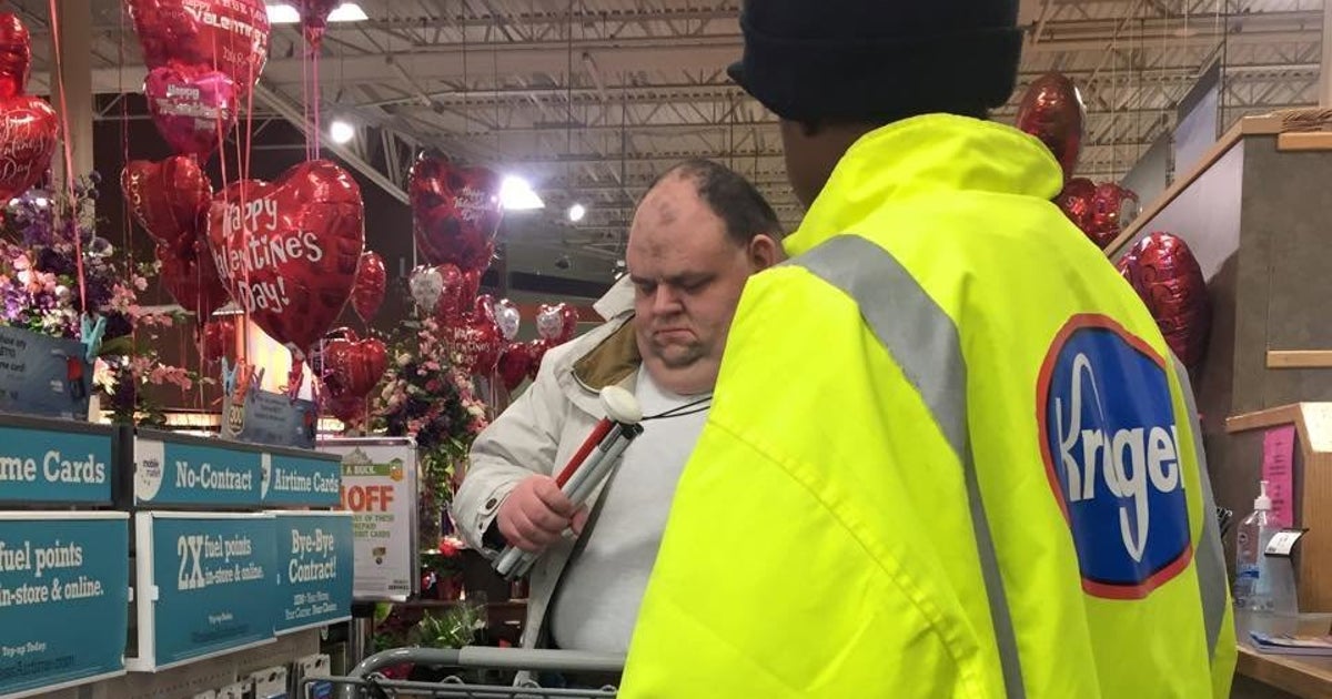 Photo Of Grocery Store Worker Helping Blind Customer Shop Goes Viral ...