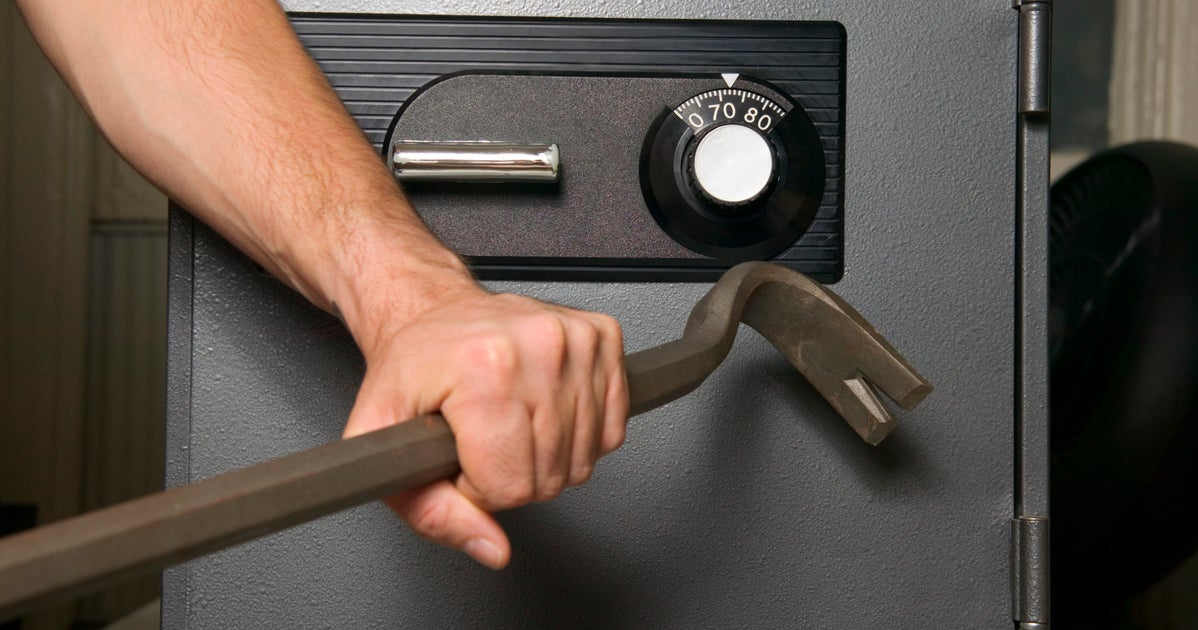 Girl Gives Mom The Slip... And Ends Up Locking Herself In Bank Safe ...
