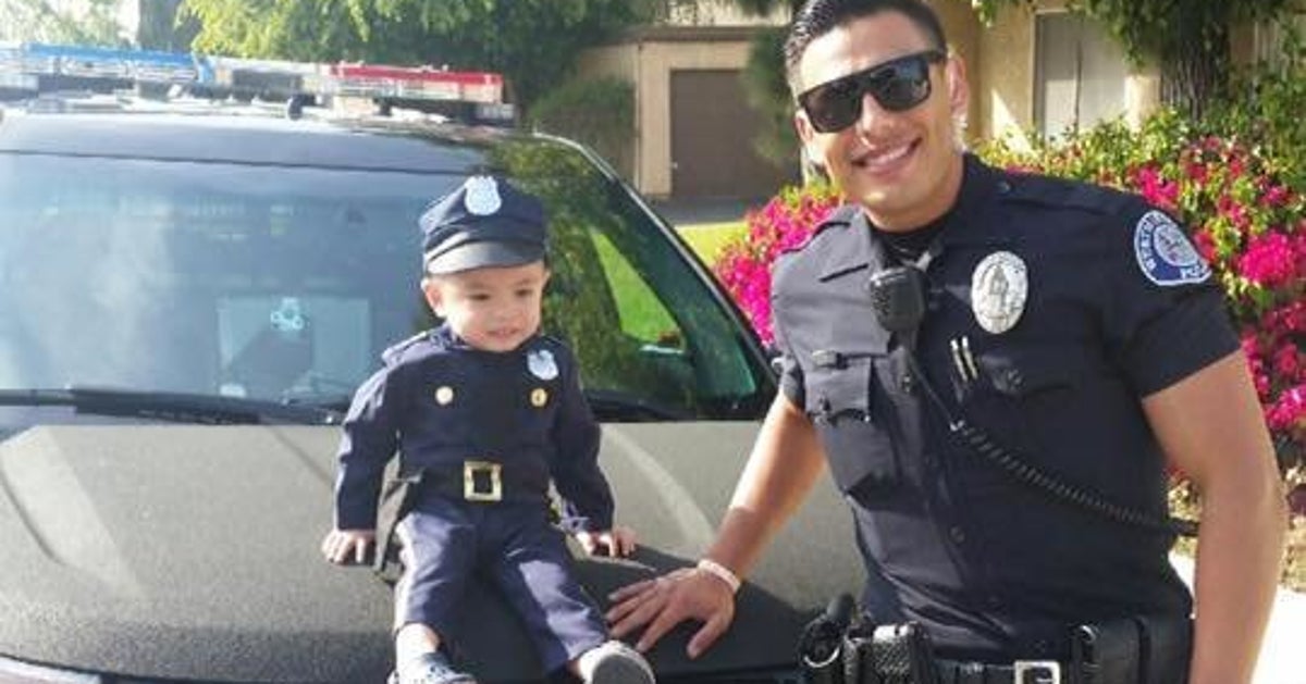 Police Officer And Toddler Take Cutest #Twinning Photo | HuffPost Good News