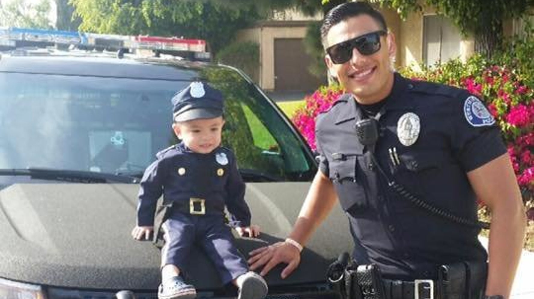 Police Officer And Toddler Take Cutest #Twinning Photo | HuffPost Good News