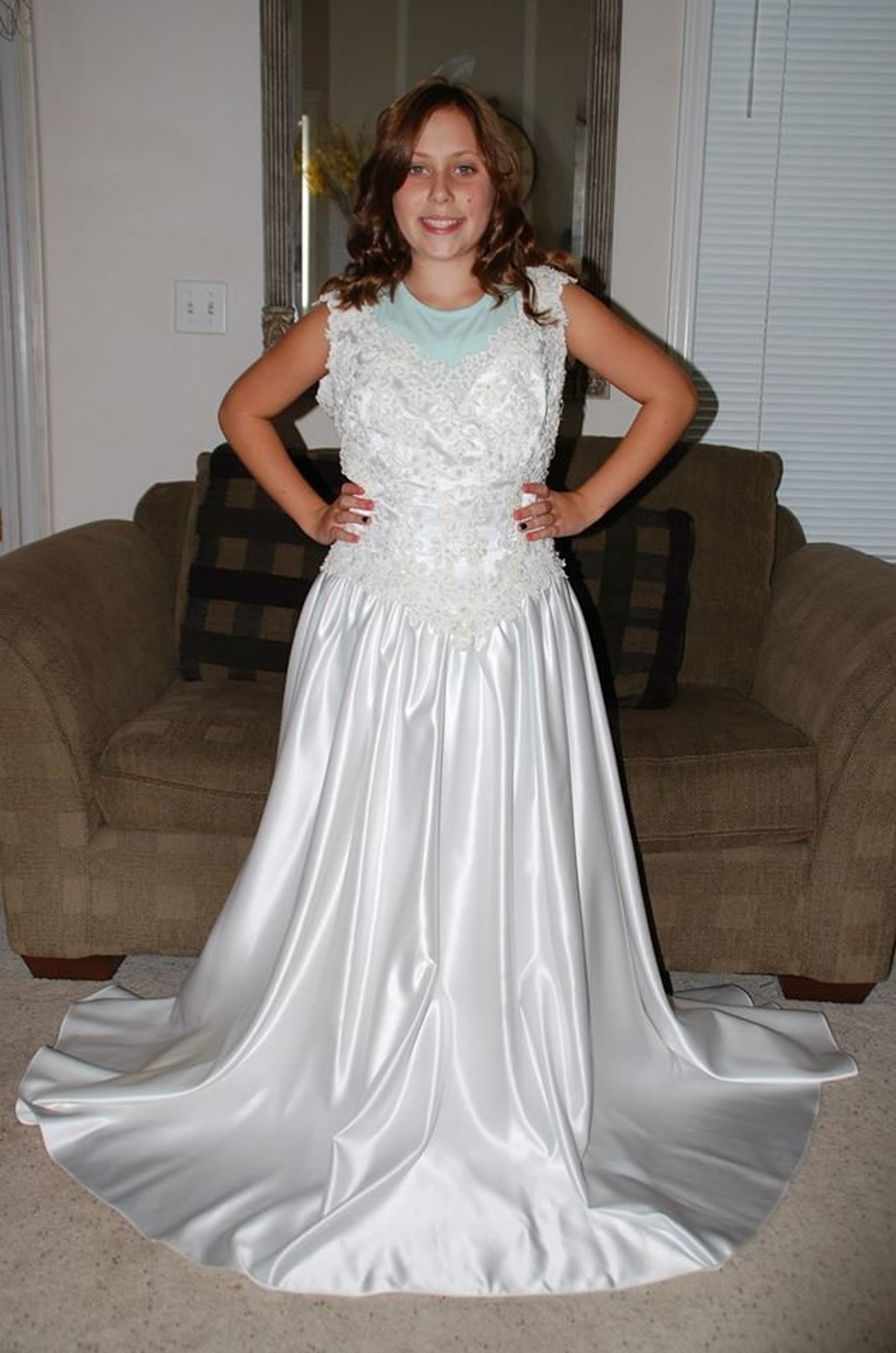 Mom Takes Annual Pic Of Daughter In Wedding Gown To Watch Her Grow ...
