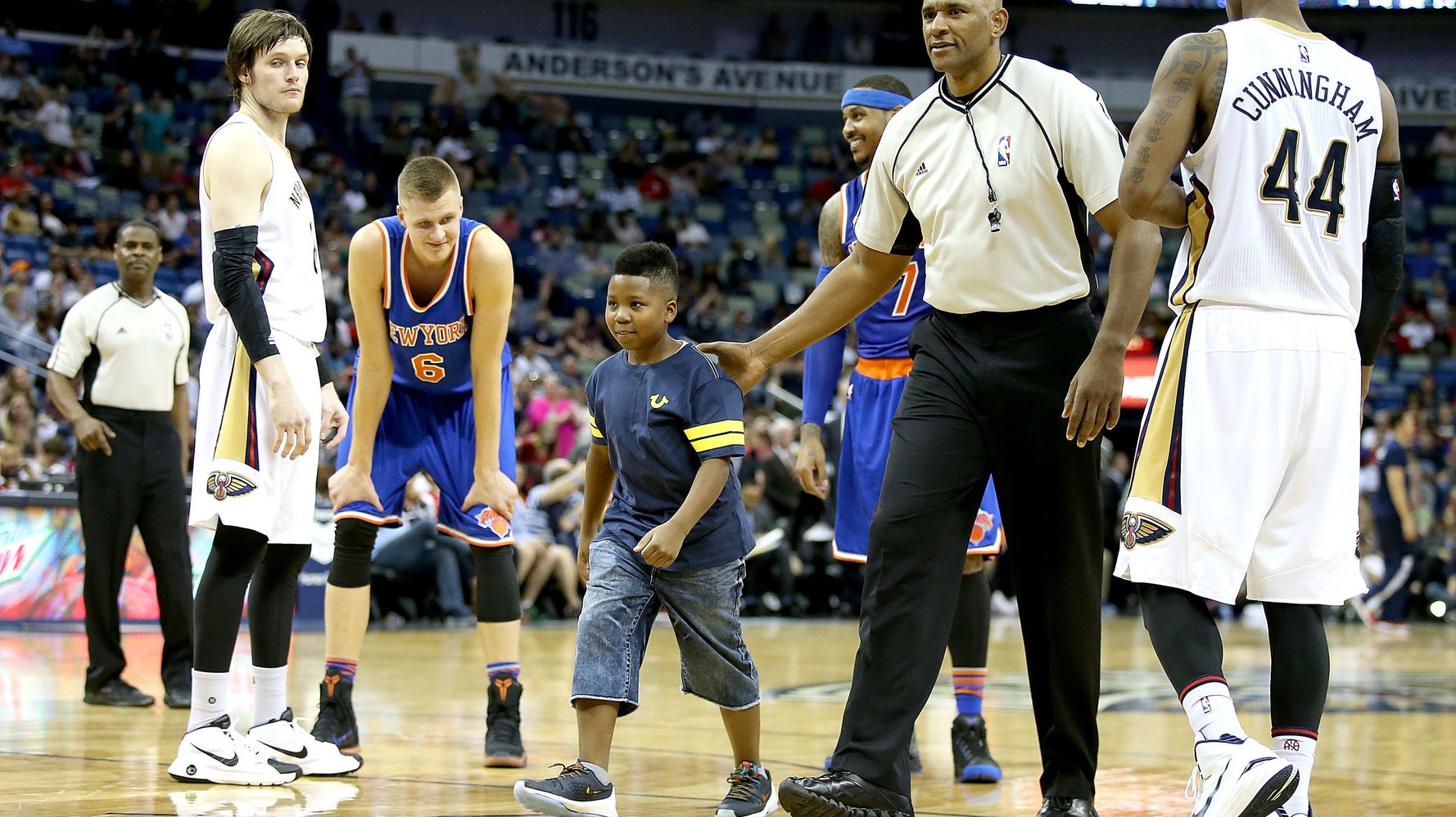Young Fan Runs Onto Court To Give Carmelo Anthony A Hug | HuffPost