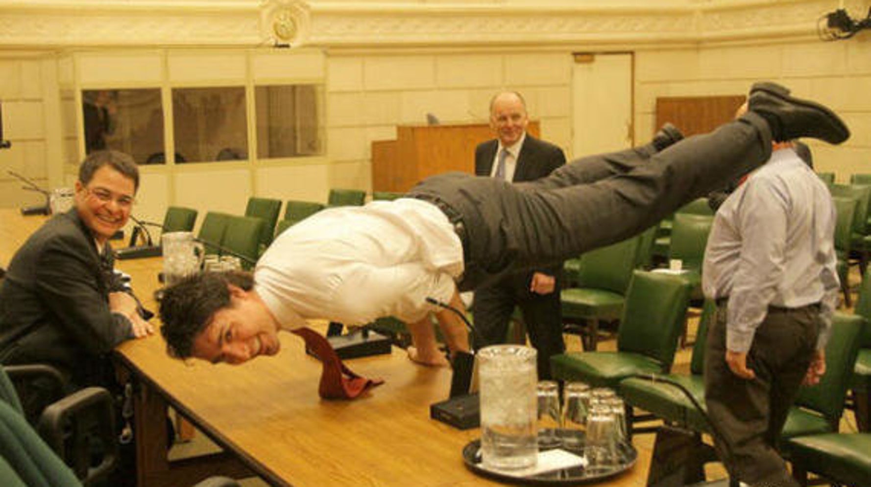 Justin Trudeau Shows Off His Amazing Balancing Skills In Viral Photo ...