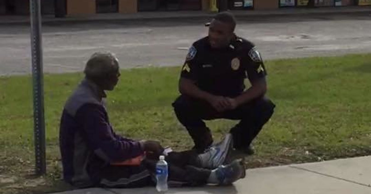 Photo Of Cop Helping Man Who Was Hungry Shows Law Enforcement At Its ...