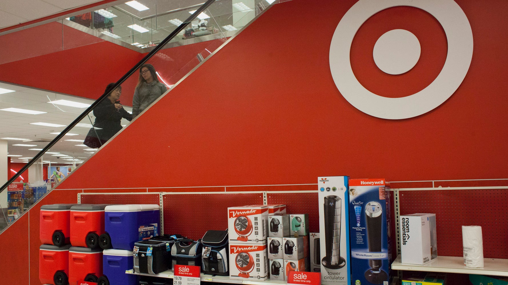 Target Raises Minimum Wage To $10 An Hour: Report | HuffPost