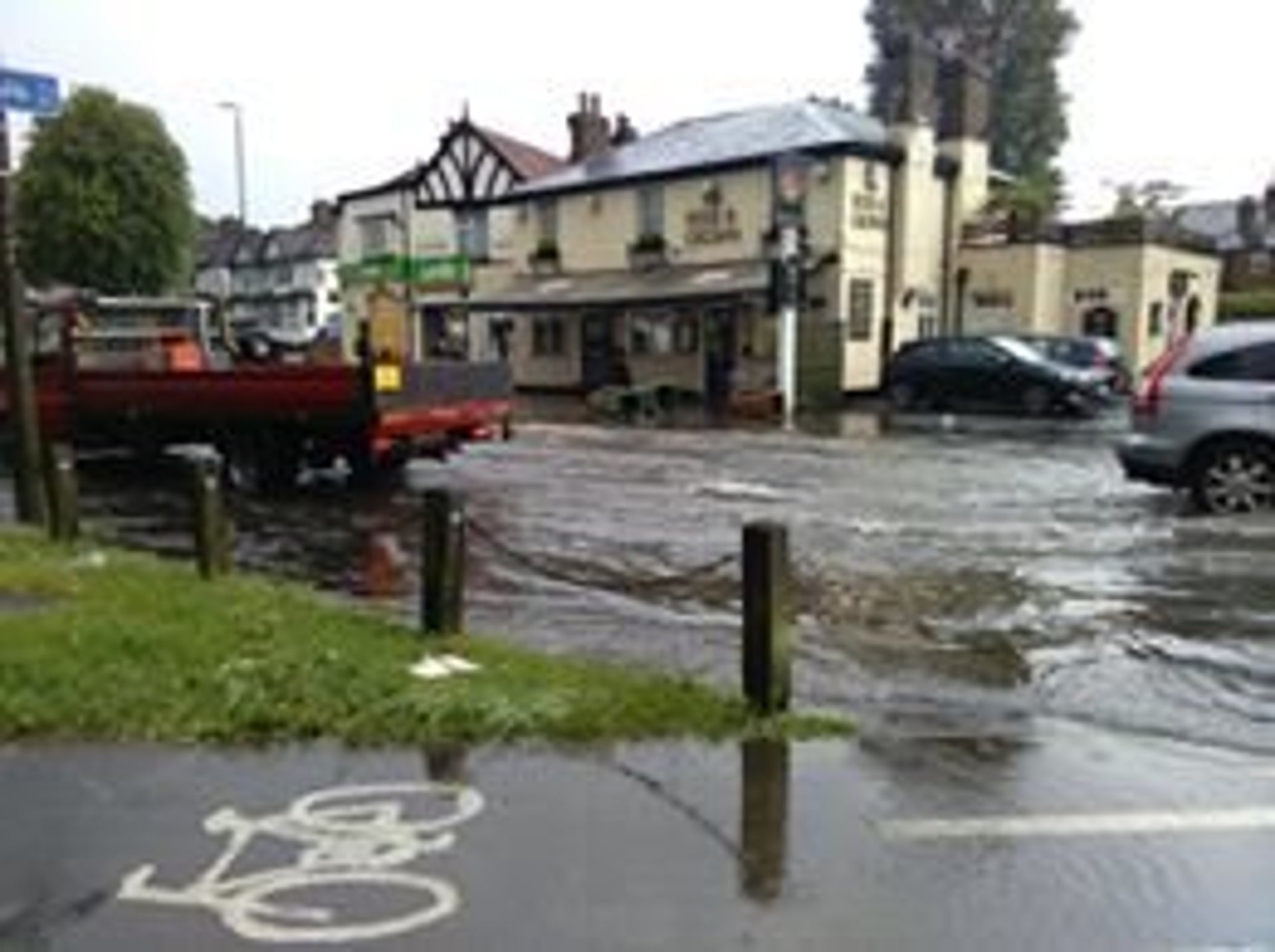 Wallington Flash Flood Fail: People Carrier Drives Straight Into 2 ...