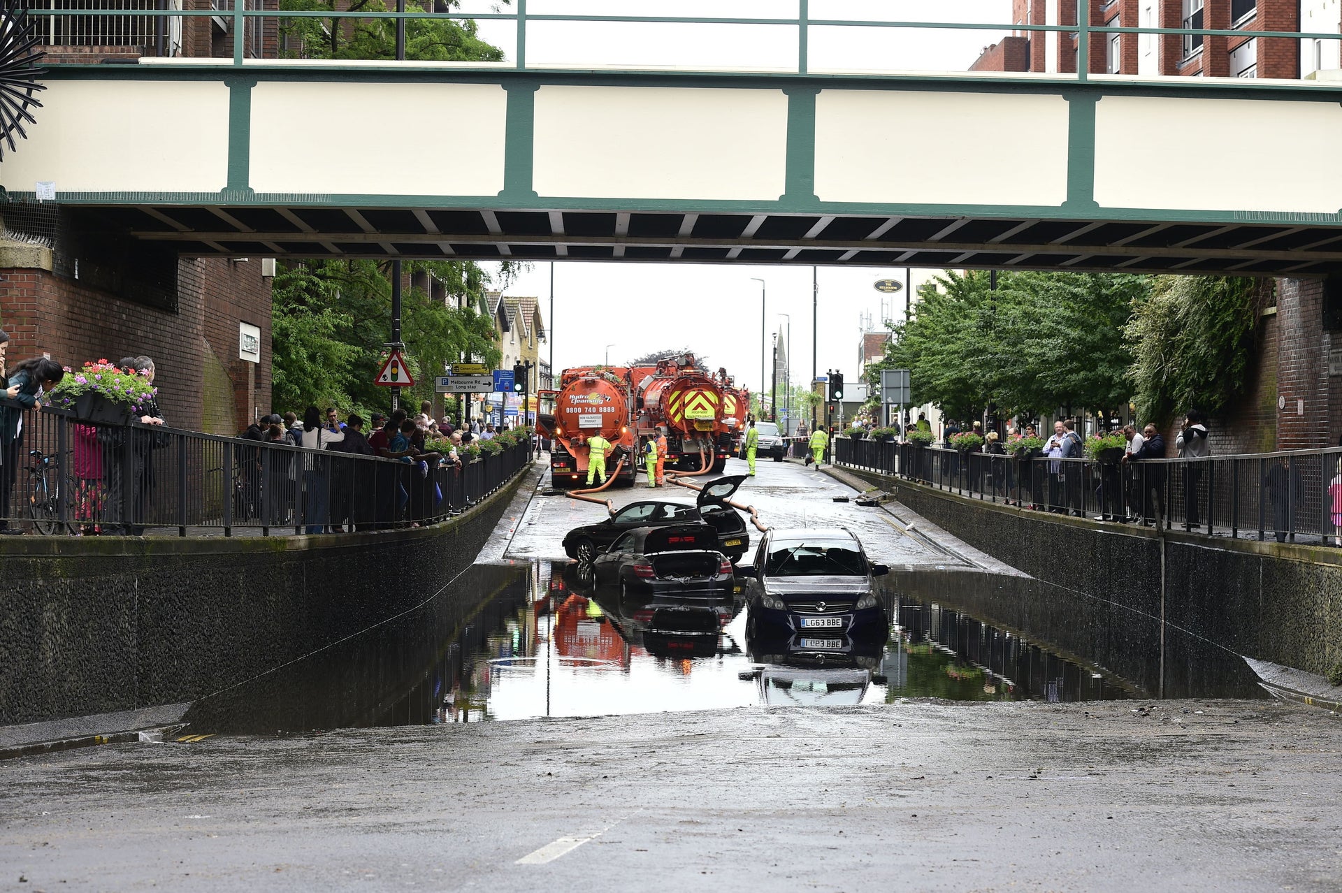 Wallington Flash Flood Fail: People Carrier Drives Straight Into 2 ...