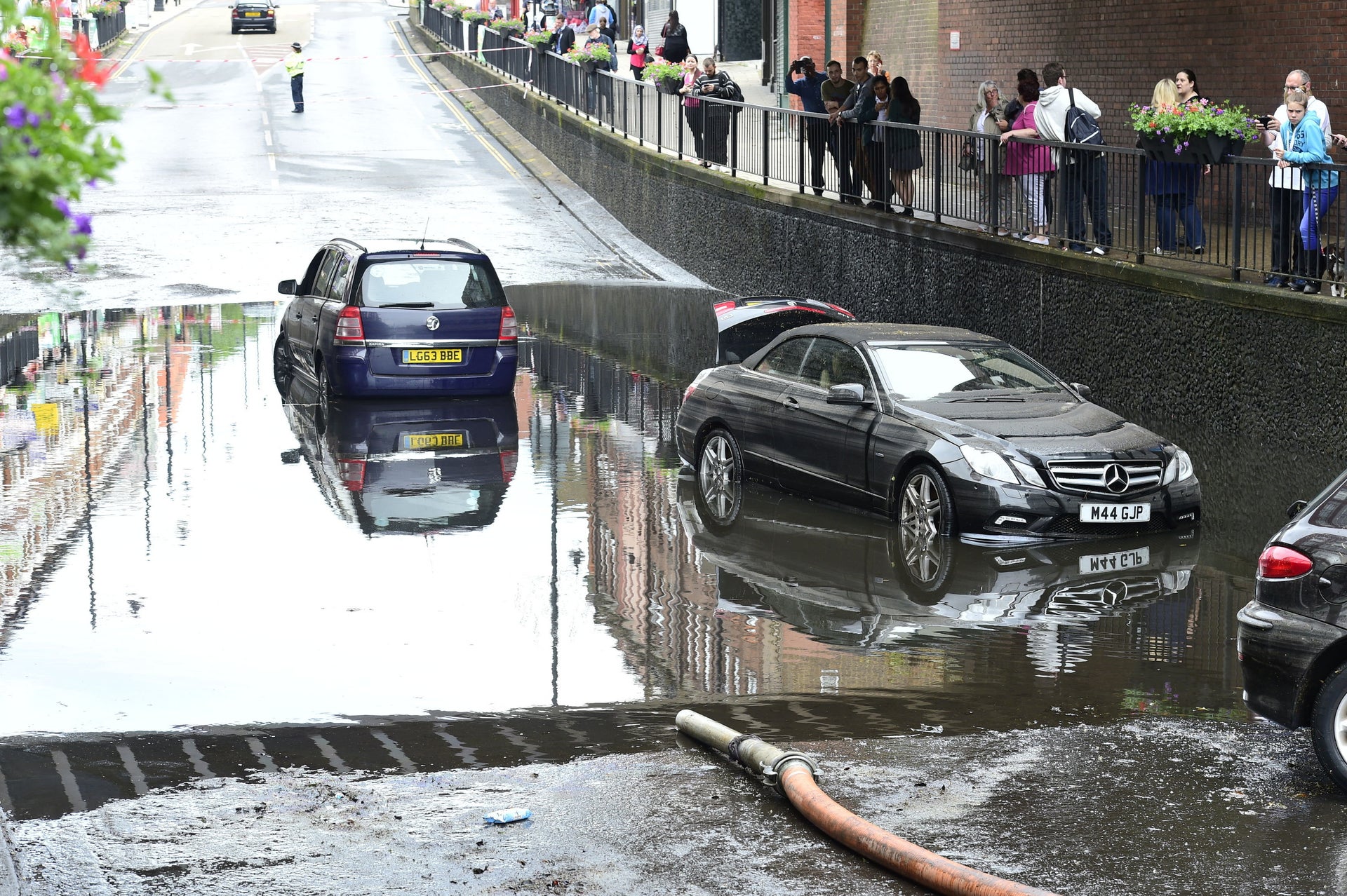 Wallington Flash Flood Fail: People Carrier Drives Straight Into 2 ...