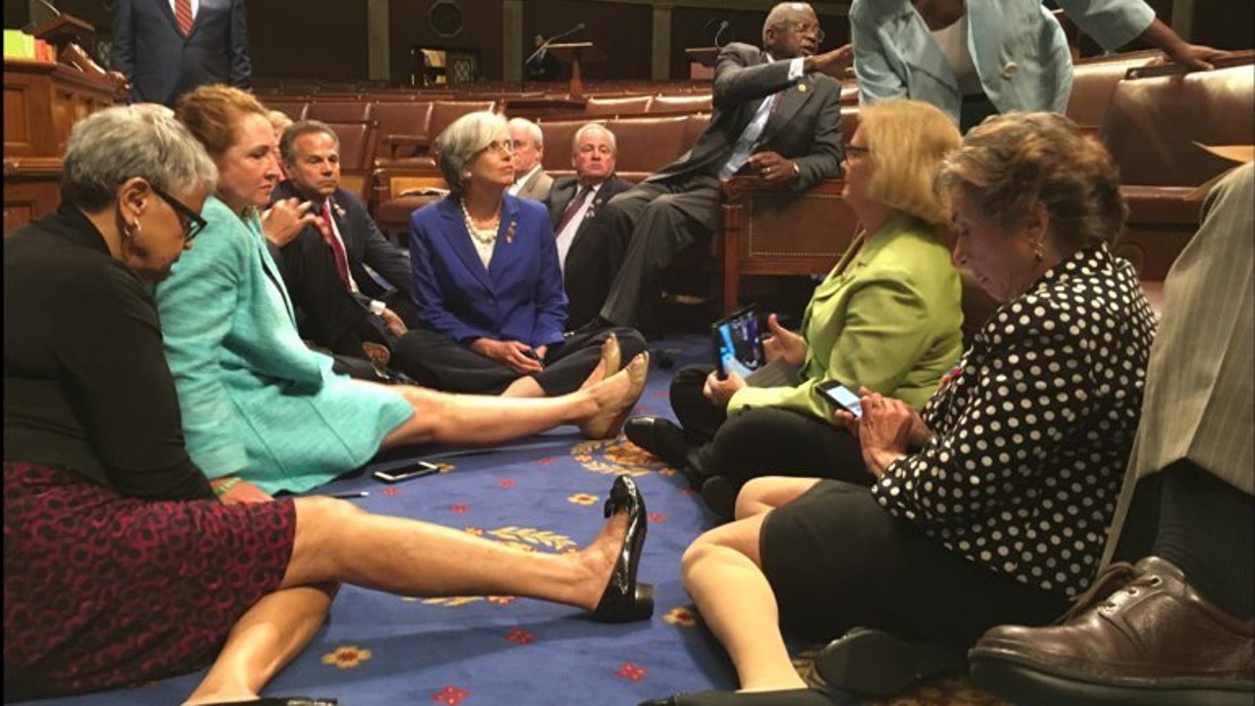 Democrats Stage Sit In On House Floor Over Gun Bills Huffpost Latest News