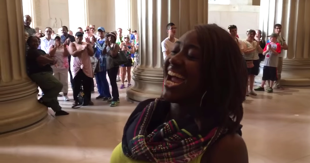 Woman Slays Singing ‘The Star-Spangled Banner’ At Lincoln Memorial ...