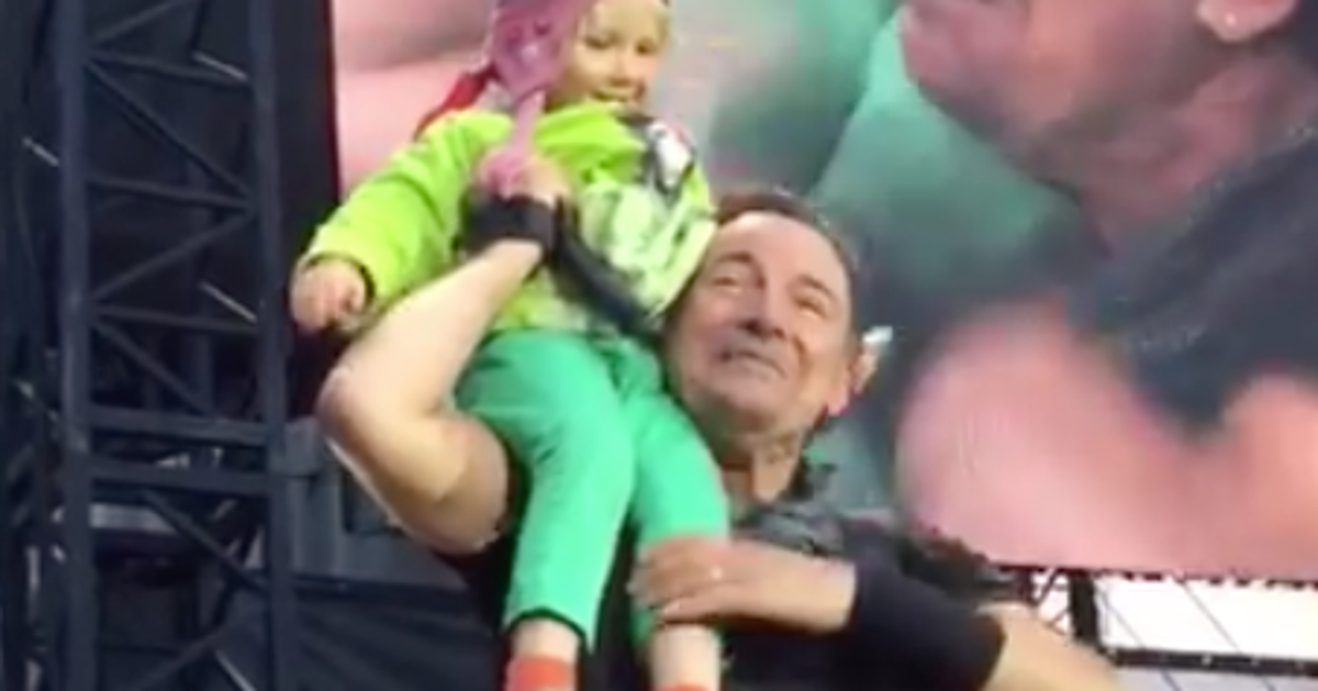 Bruce Springsteen Invites Four-Year-Old Super Fan On Stage, Ends Up ...