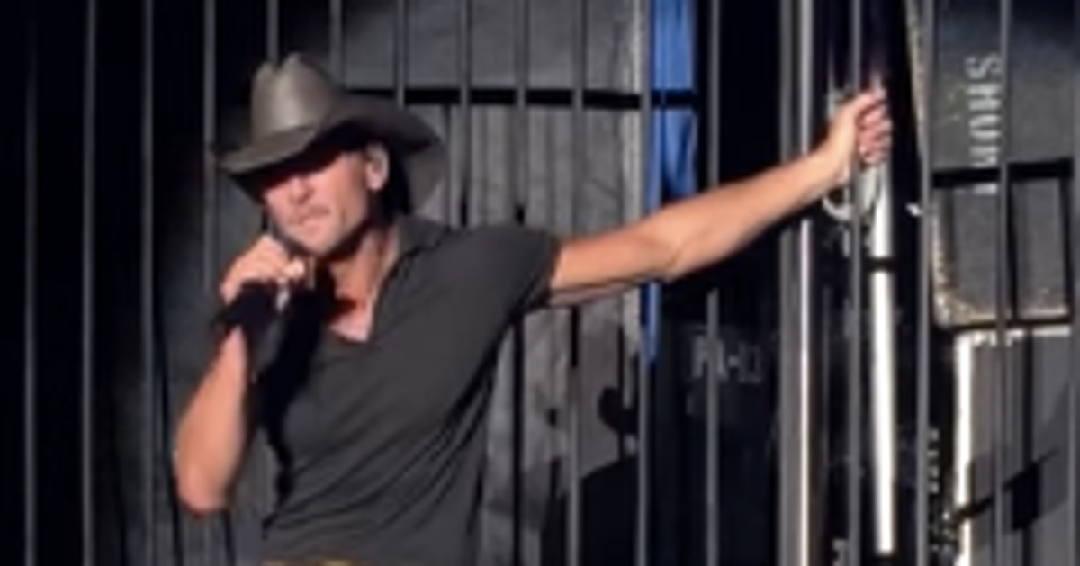 Tim McGraw Falls Onstage During Lake Tahoe Concert, Quickly Recovers ...