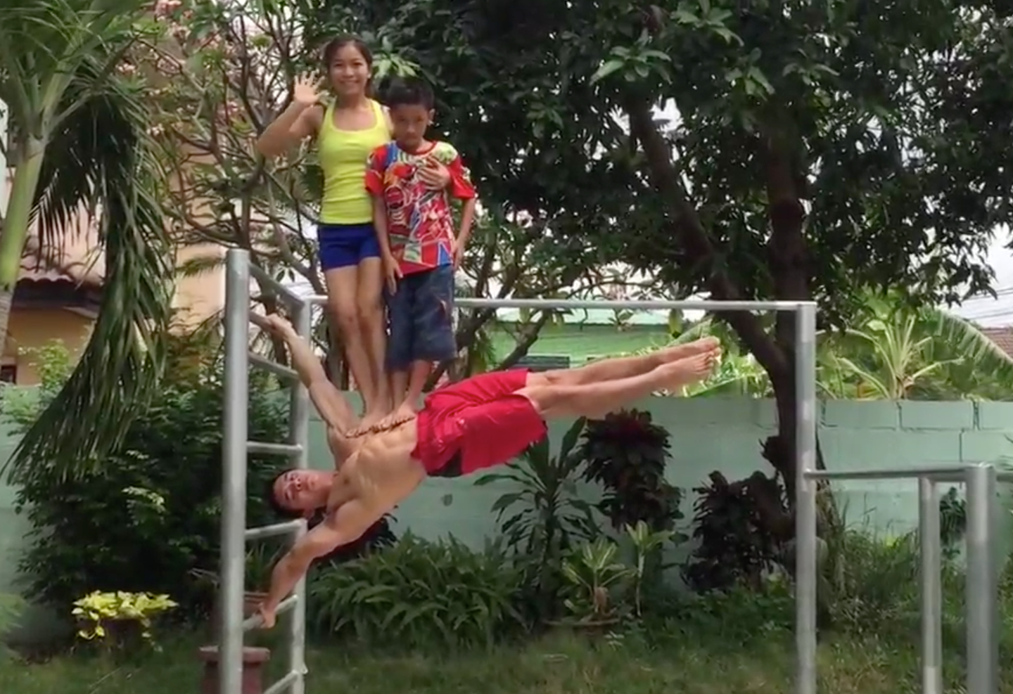 Incredible Moment Fitness Fanatic Holds Flagpole Pose With Two Children ...