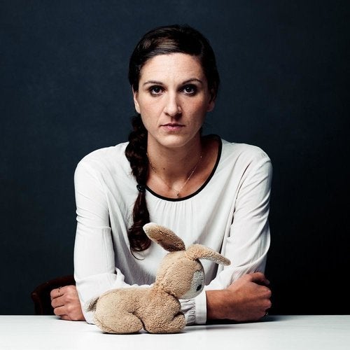 Striking Portraits Show Refugees With Their Most Prized Possessions ...