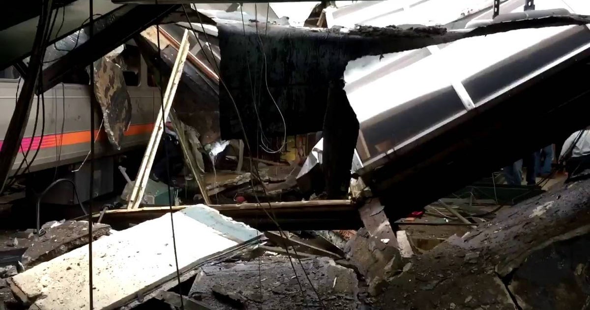 NJ Transit Train Crashes Through A Wall at Hoboken Station | HuffPost ...