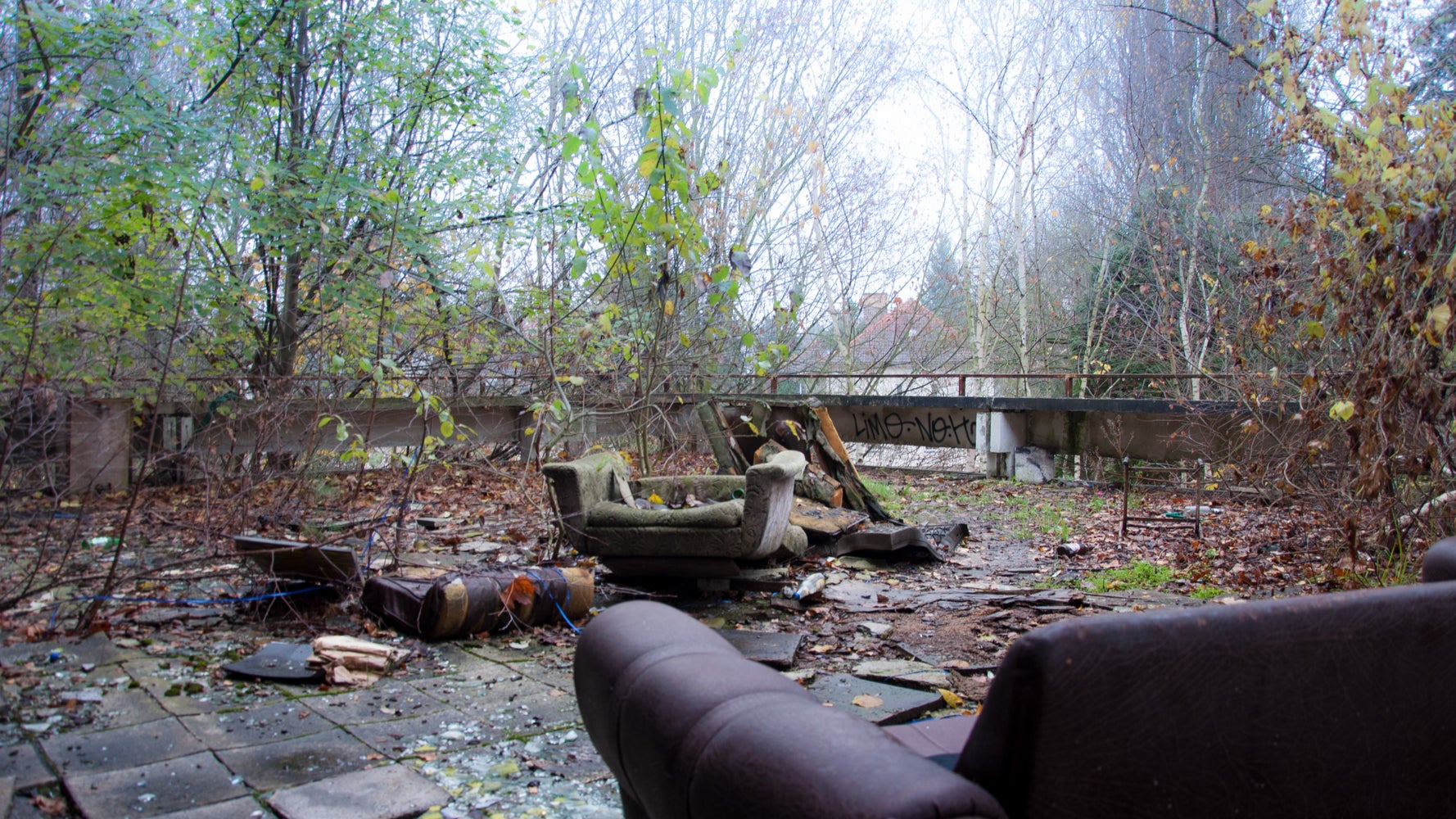 The Ghost of Saddam Haunts This Abandoned Iraqi Embassy | HuffPost null