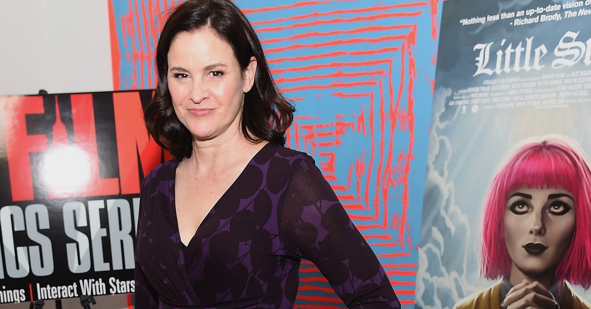 Ally Sheedy Knows You Still Think Of Her As An '80s Basket Case ...