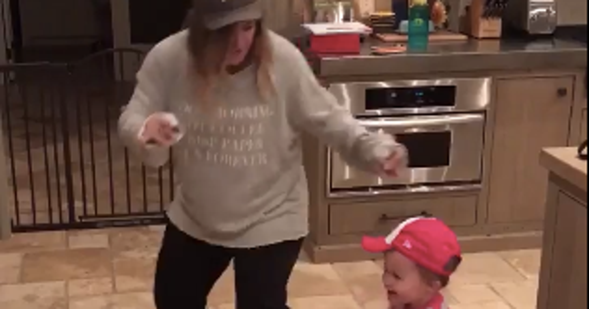 Kelly Clarkson Posts Cute Video Of 'Inappropriate' Dance Party With ...