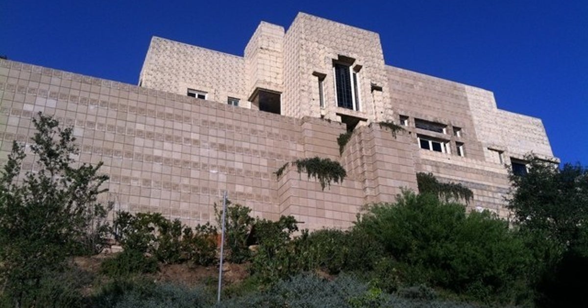 5 Memorable Haunted Houses Of Classic Horror Movies | HuffPost Life