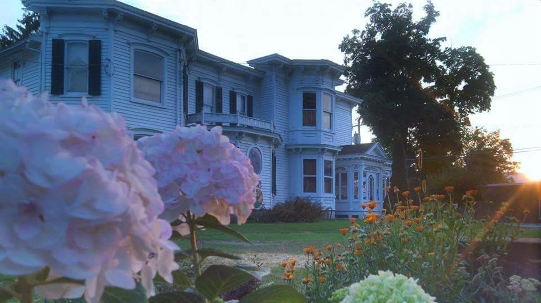 This Spooky Historic Home Will Send You Free 'Possessed Plants ...