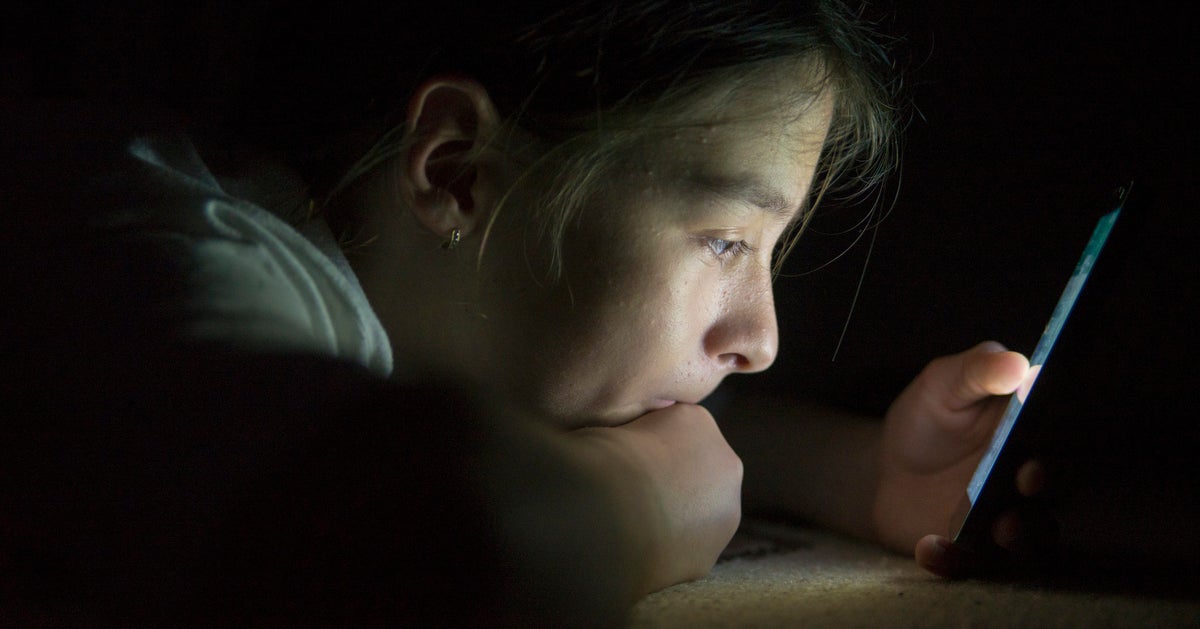 Smartphones At Bedtime Ruin Your Children's Sleep, Study Finds ...