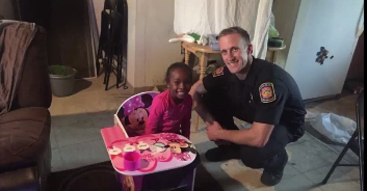 Firefighters Surprise Girl Who Lost Her Beloved Minnie Mouse Chair In A ...