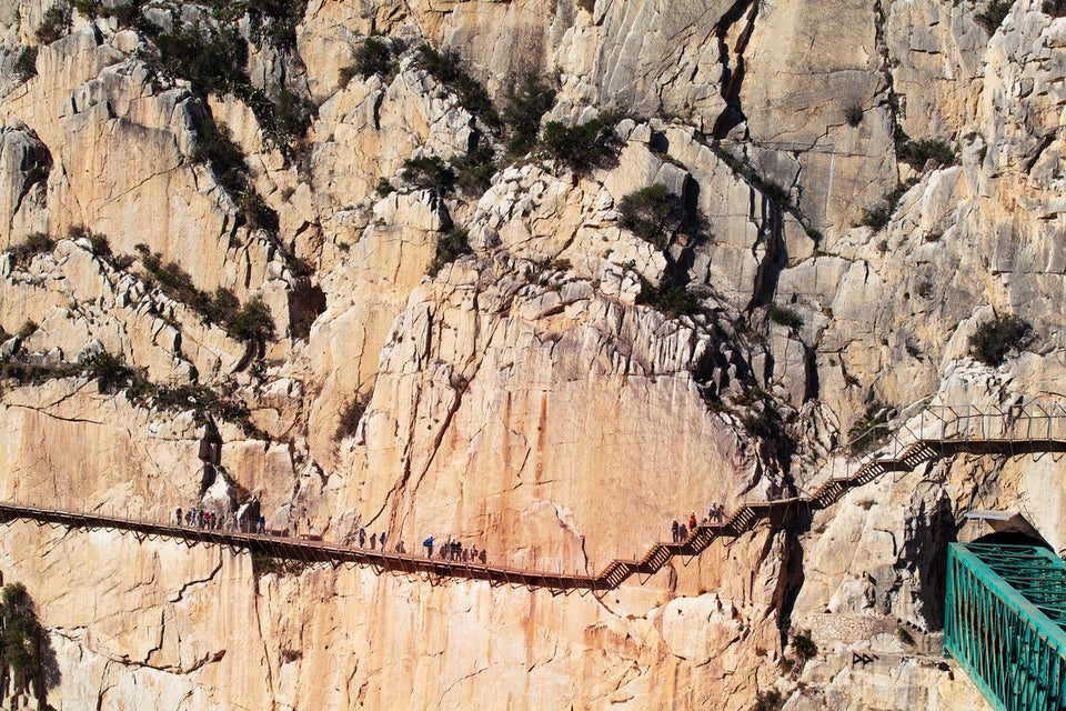 These Photos Show The 27 Most Dangerous Footpaths Around The World ...