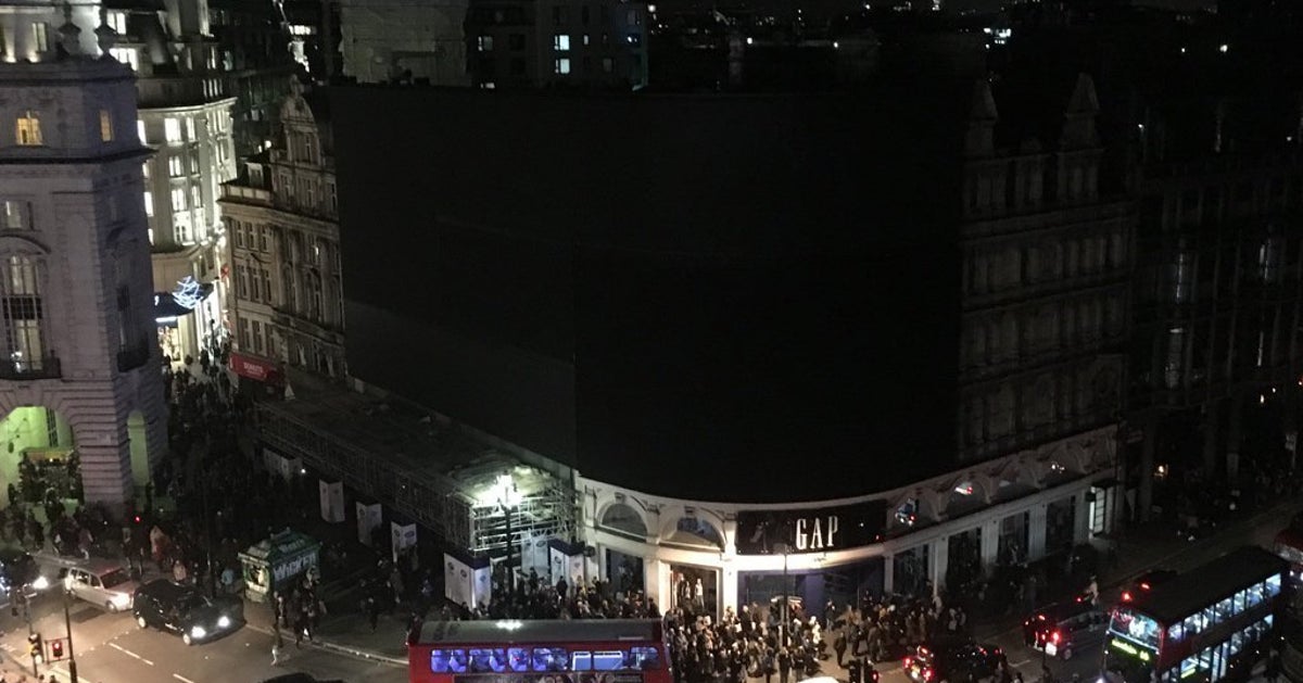 London Blackout Switches Off Piccadilly Circus' Famous Advertising ...