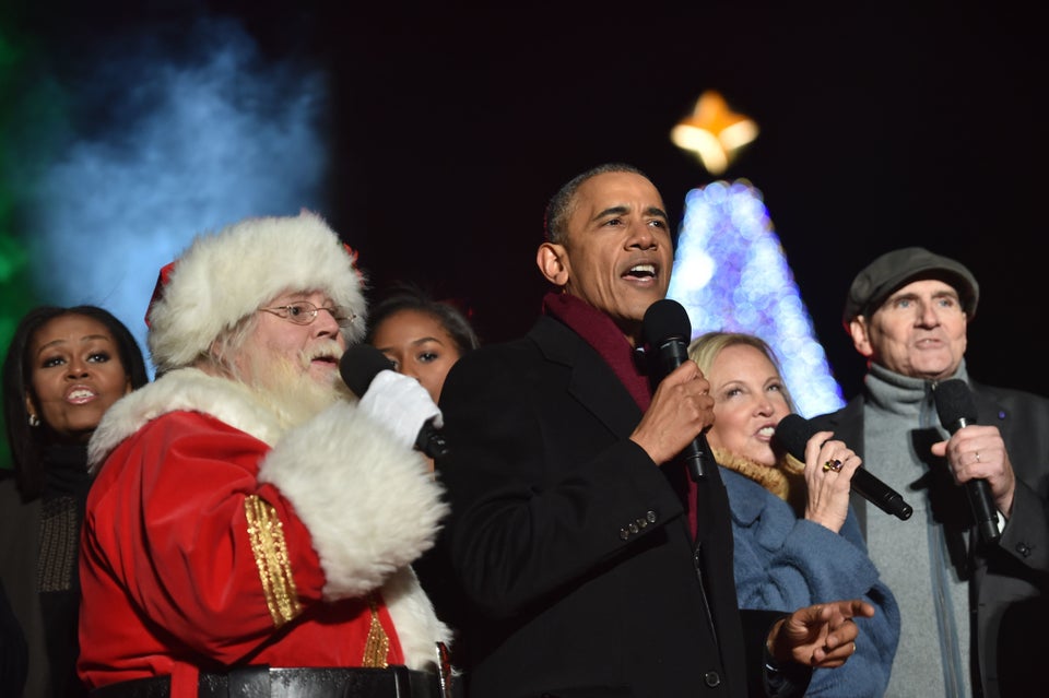 The Obamas Light Their Last Christmas Tree As The First Family ...