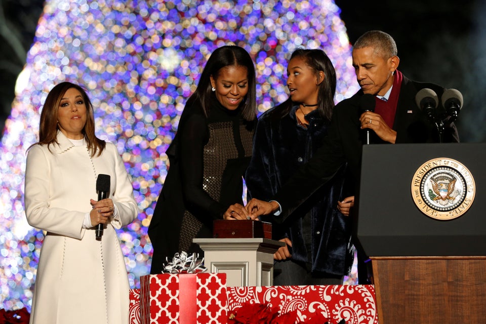 The Obamas Light Their Last Christmas Tree As The First Family ...