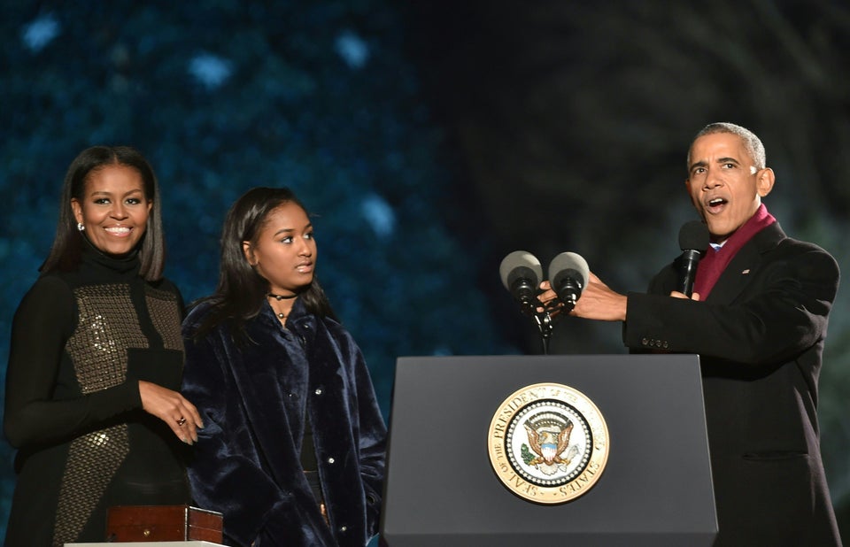 The Obamas Light Their Last Christmas Tree As The First Family ...