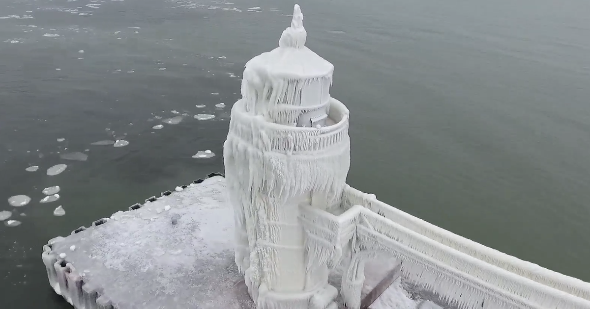 Sub-Zero Temperatures Transform Michigan Lighthouse Into A Fairy Tale ...
