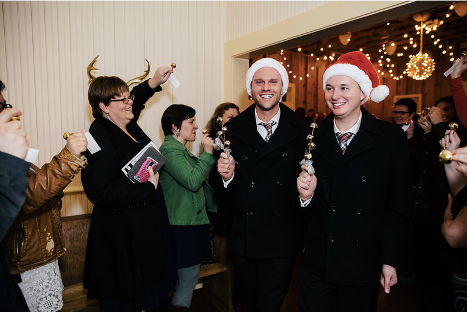 21 Festive Wedding Photos That Are Pure Holiday Magic | HuffPost Life