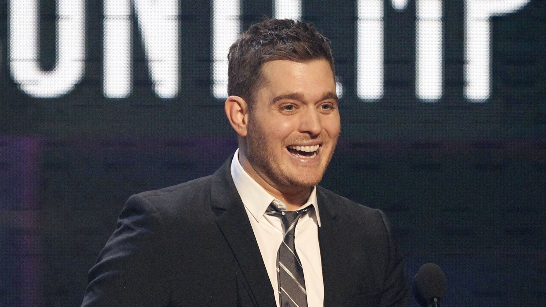 People Can't Get Over This Photo Of Michael Bublé Incorrectly Eating ...