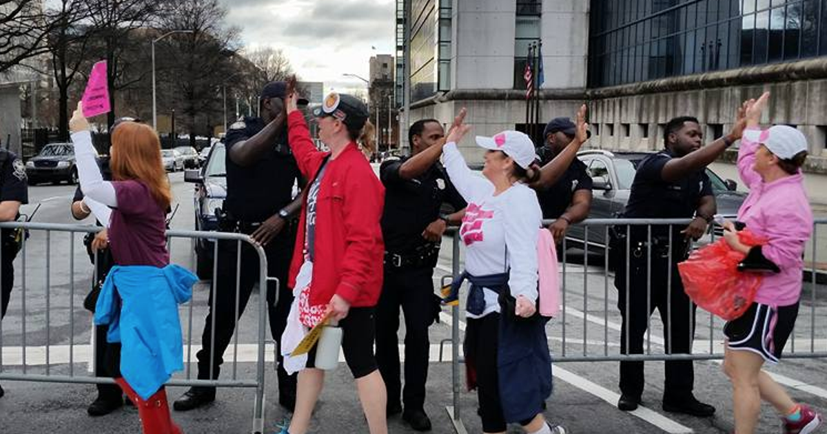 Atlanta Police Officers Praised For High Fiving And Hugging Women's ...