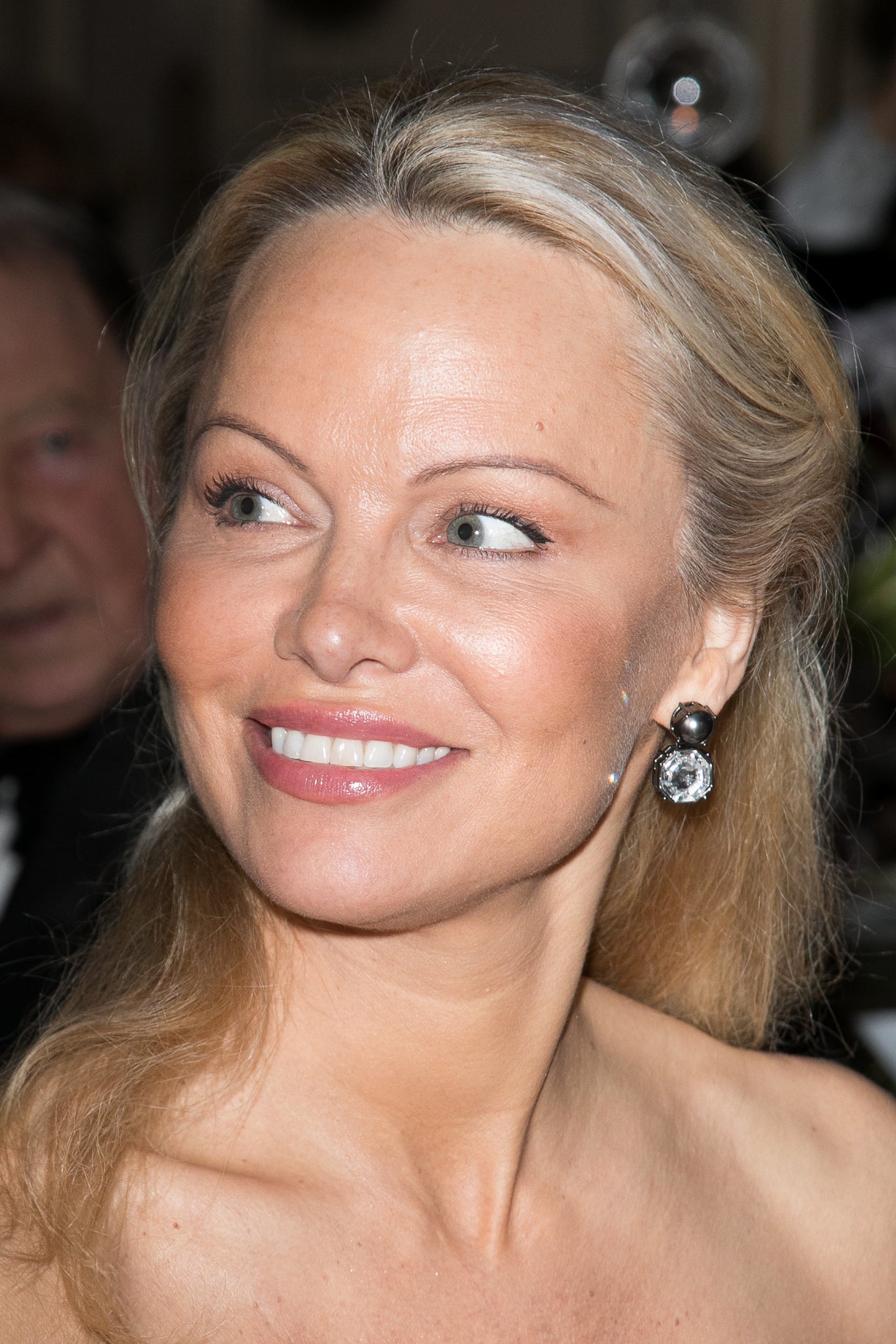We Barely Recognize Pamela Anderson With Her Fresh-Faced New Look ...