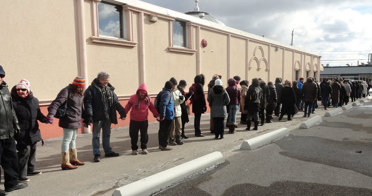 'Rings Of Peace' Surround Canada's Mosques In Wake Of Deadly Attack ...
