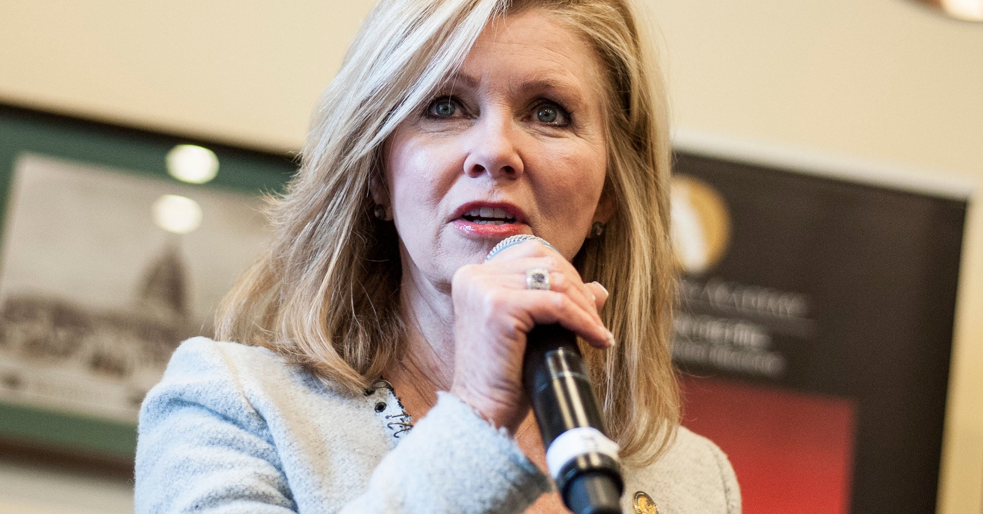 Rep Marsha Blackburn Besieged By Boos At Tennessee Town Hall Huffpost